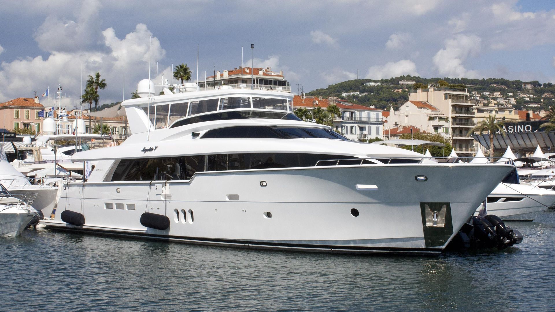 LIVING THE EXPERIENCE yacht (Hatteras, 31.09m, 2014)